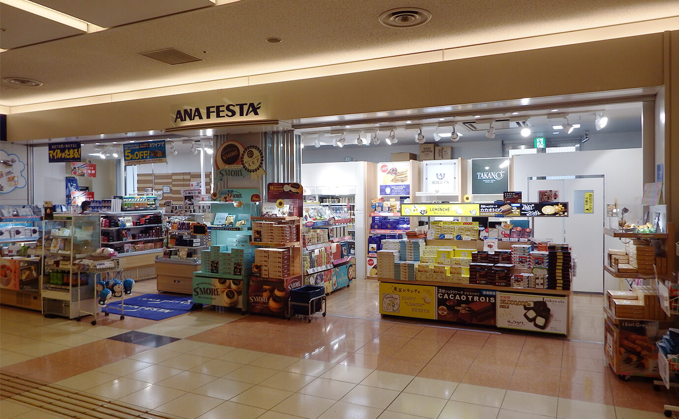 【羽田空港で飛行機の雑貨やグッズを売っているお店】お土産やプレゼント購入にもおすすめ デートや友人と一緒に行っても楽しめます 飛行機の見えるスターバックスもご紹介します！ | 空と飛行機好きな ...